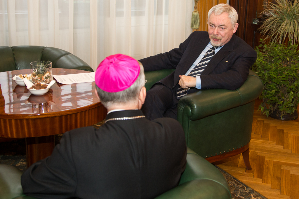 Prezydent Jacek Majchrowski powitał abpa Marka Jędraszewskiego ... Prezydent Jacek Majchrowski powitał abpa Marka Jędraszewskiego ...