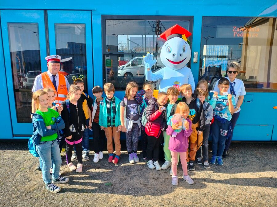 Dzieci z wizytą w zajezdni MPK - Oficjalny serwis miejski - Magiczny Kraków